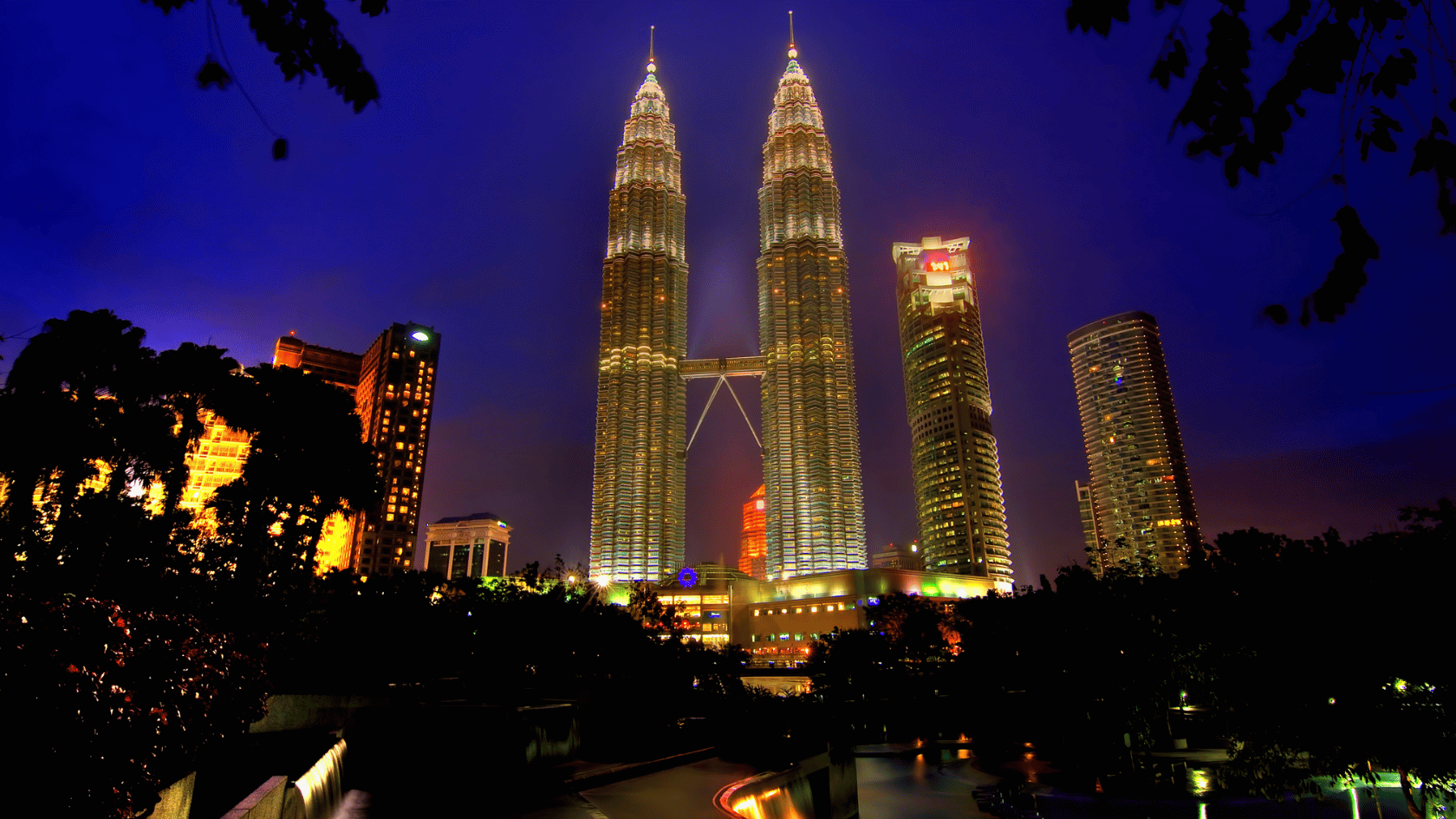Petronas Twin Towers: Exploring the Iconic Structure